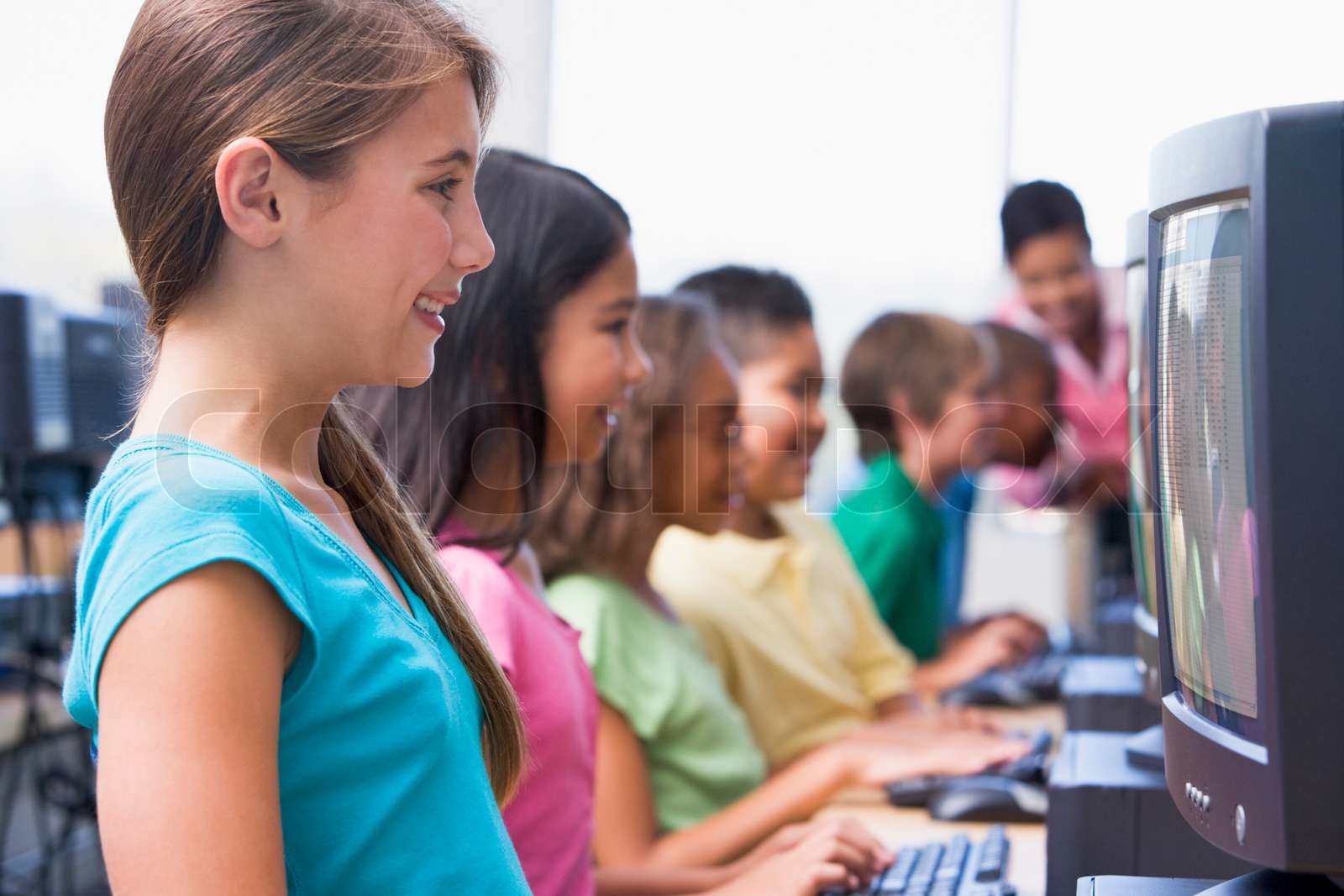 Weibliche Schüler in der Grundschule Computer Klasse | Stock Bild ...