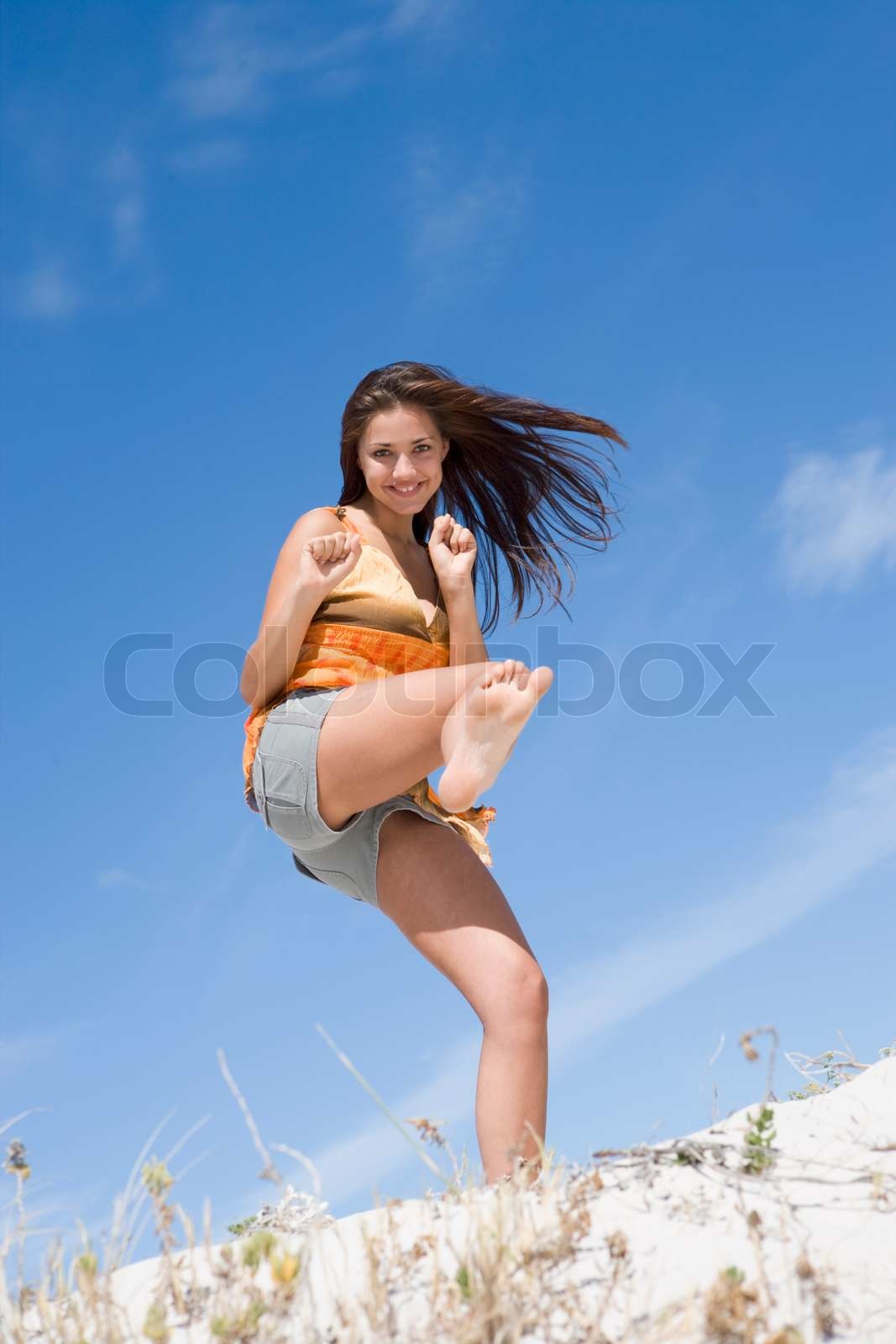 Ung Kvinde Kick Boksning På Stranden Stock Foto Colourbox