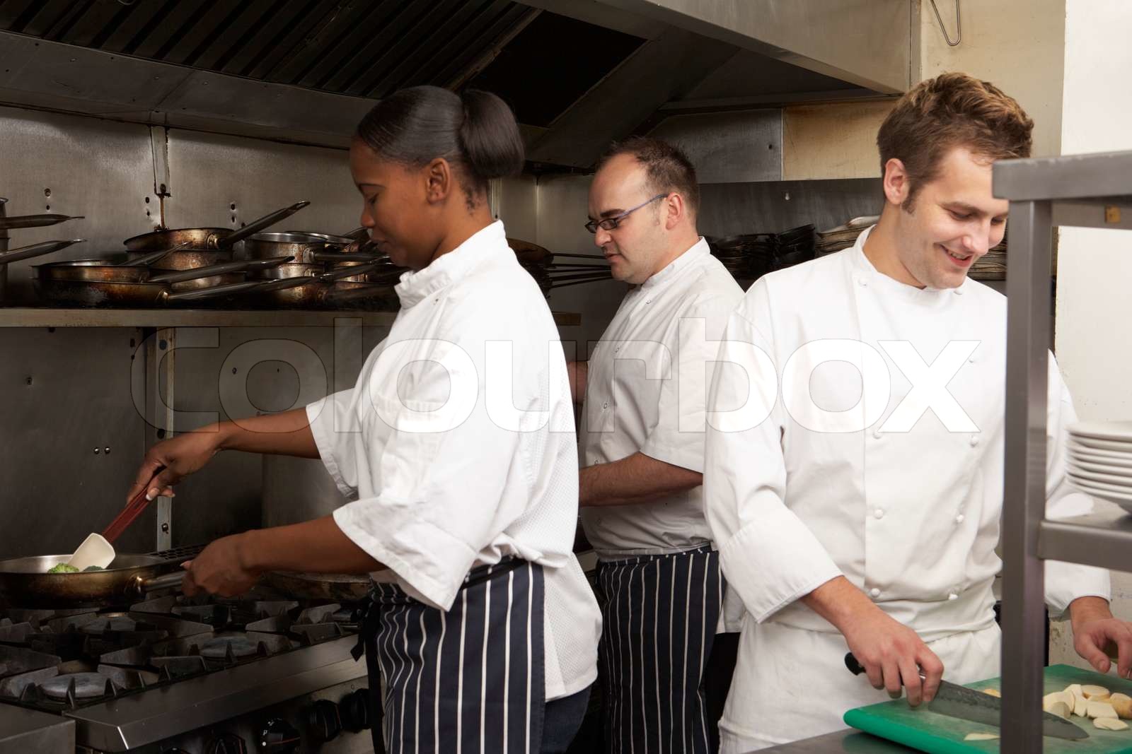 Team af kokke laver mad i Restaurant Køkken | Stock foto | Colourbox