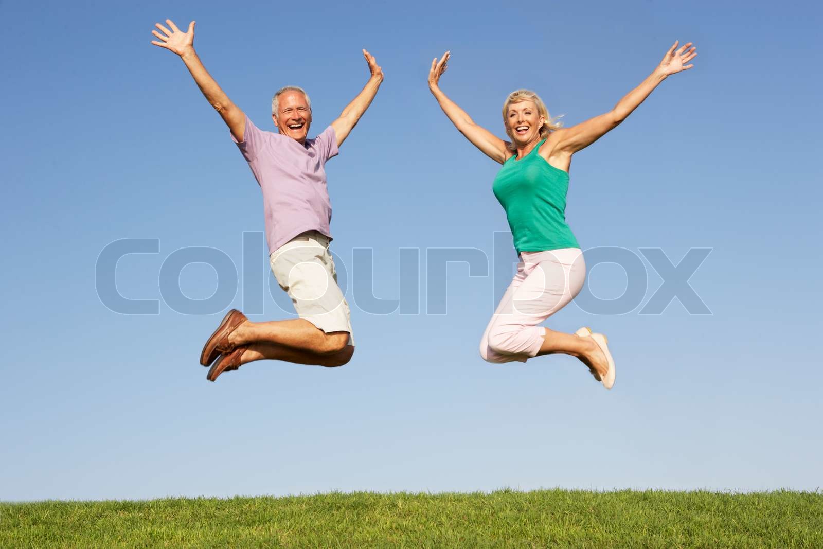 Senior Paar Springen in der Luft | Stock Bild | Colourbox