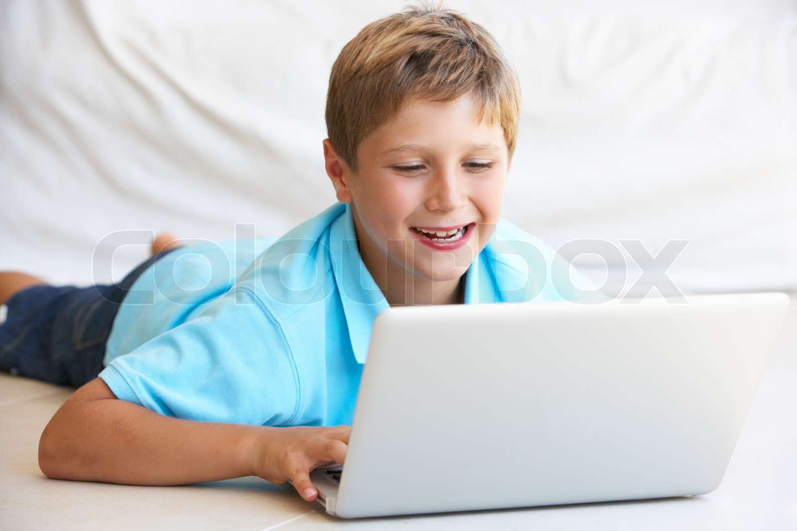 Junge auf seinem Laptop-Computer | Stock Bild | Colourbox