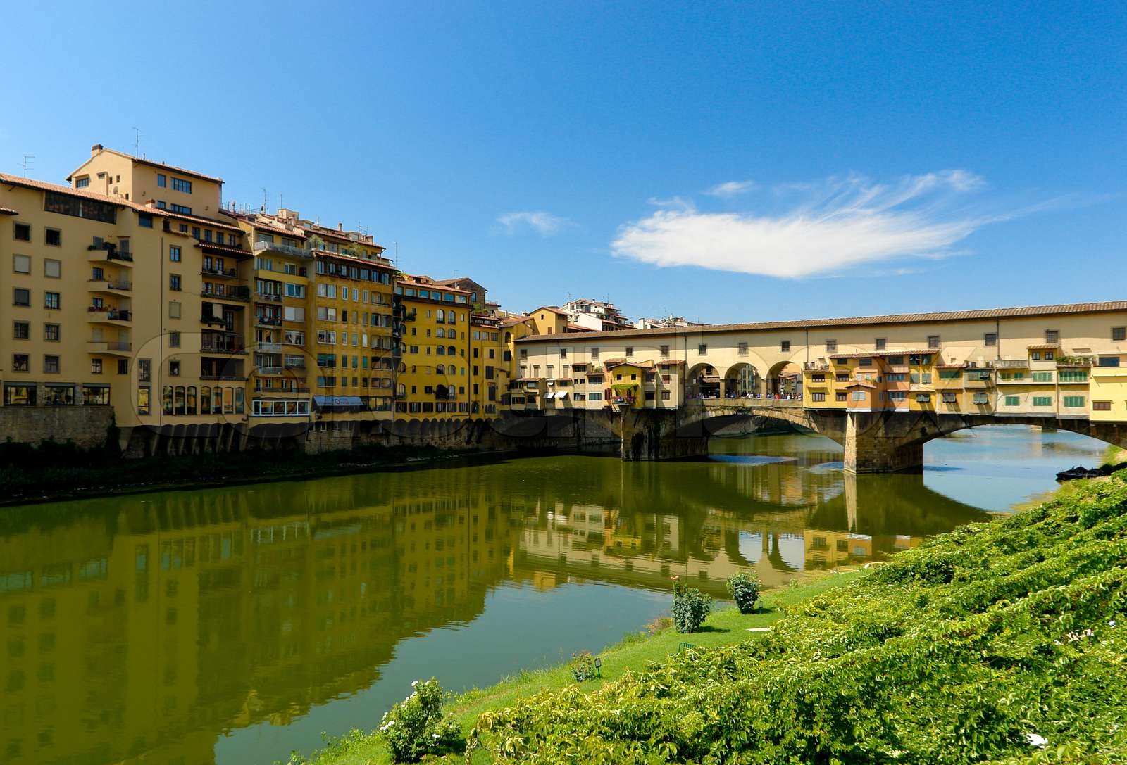 Ponte Vecchio - berühmte alte Brücke in Florenz am Fluss Arno, Italien ...