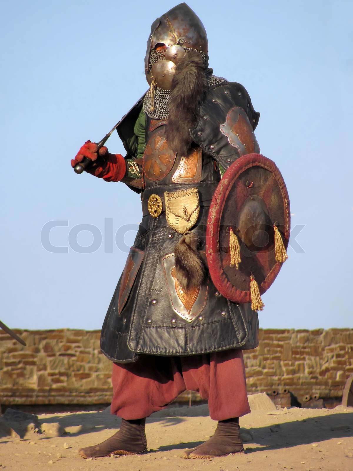 ? Edieval Ritter in Rüstung | Stock Bild | Colourbox