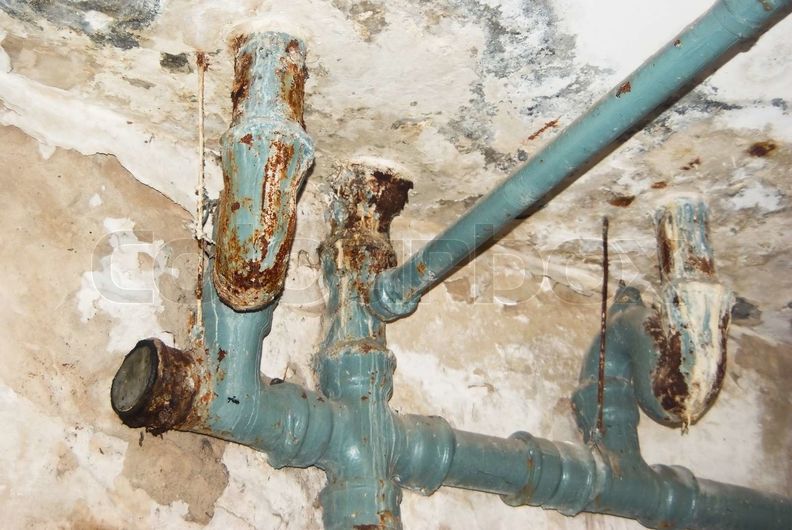 Rohre für den Wasserablauf auf dem Hintergrund der Wand | Stock Bild ...