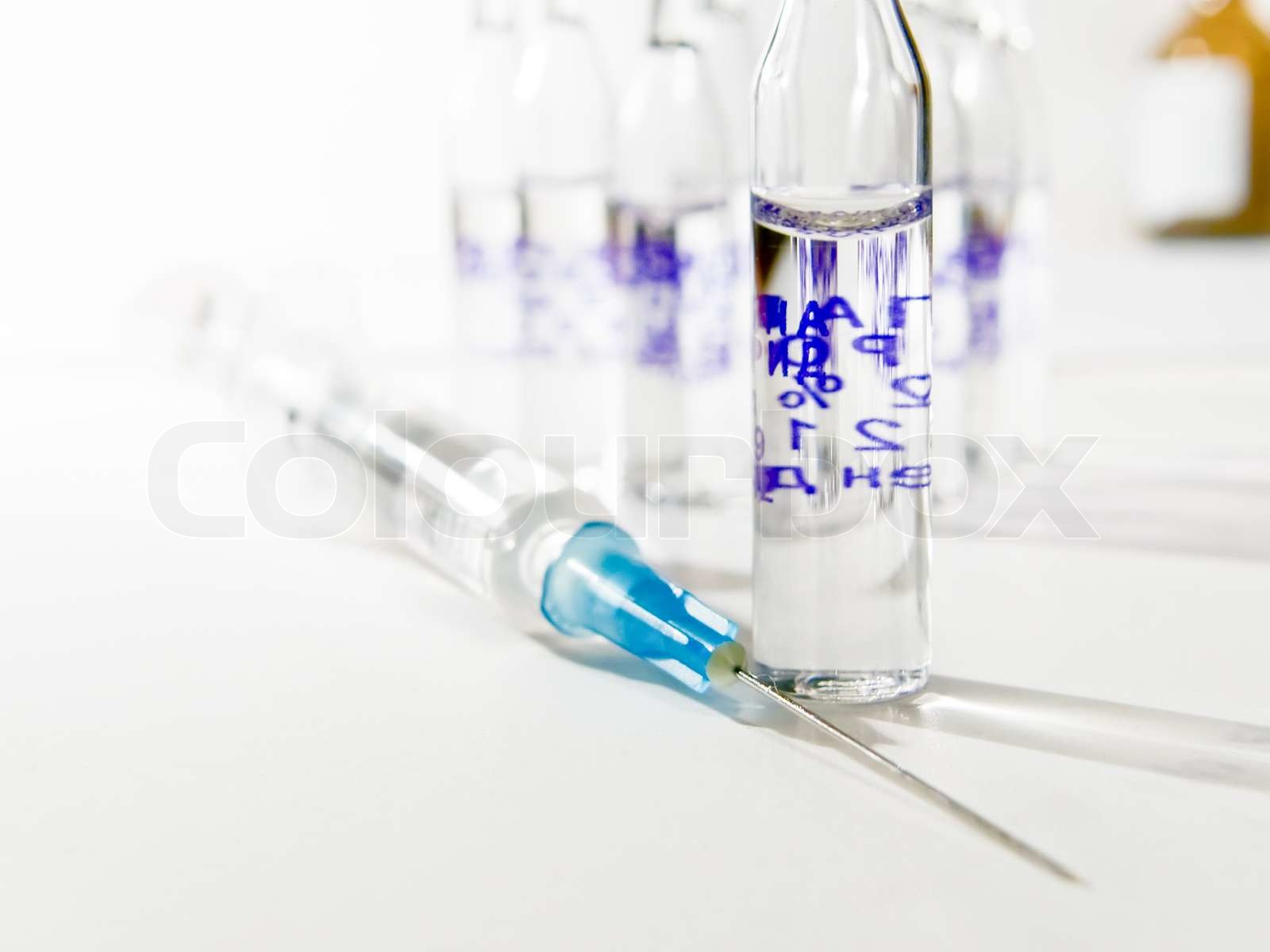 Spritze mit der Medizin und Ampullen | Stock Bild | Colourbox