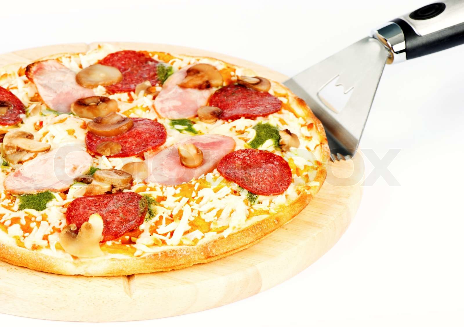 Pizza med skinke, champignon, salami og pesto sauce | Stock foto ...