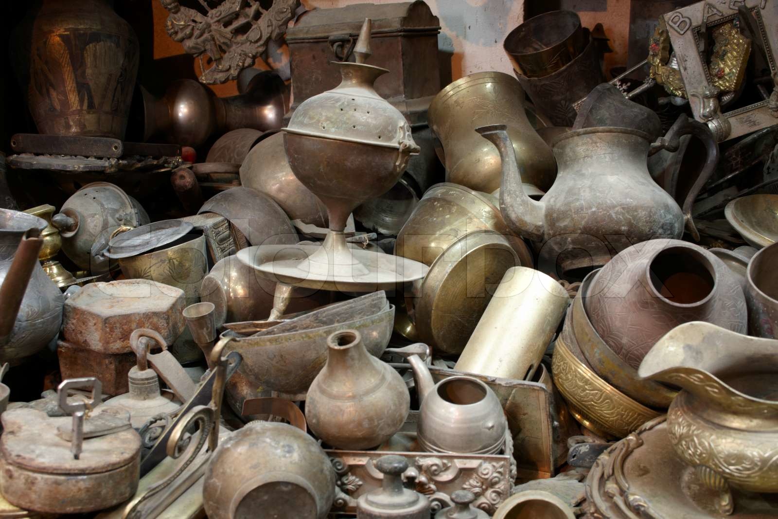 antik butik med gamle metal ting på orientalsk marked | Stock foto ...