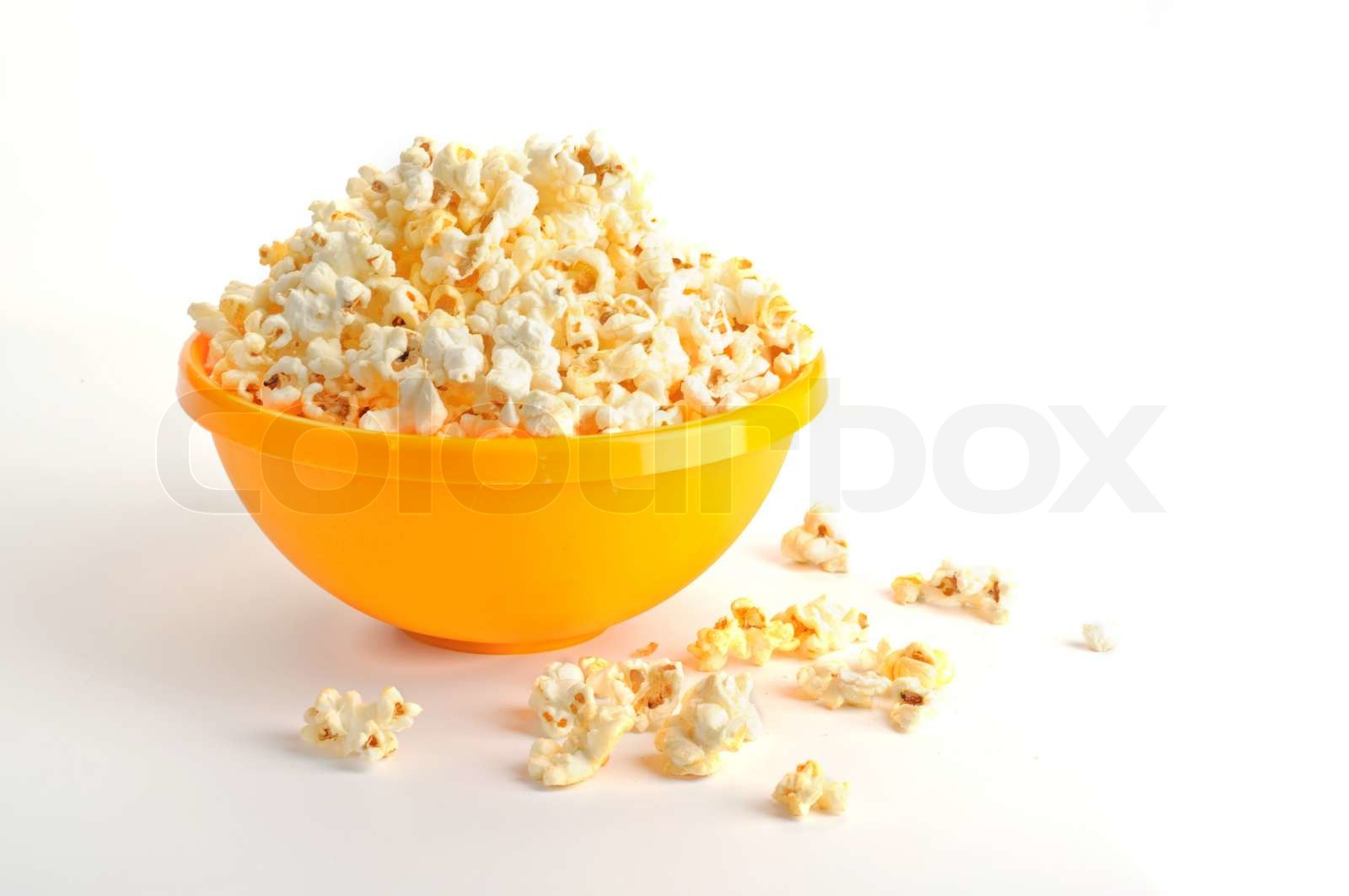 Saltet popcorn kerner i den gule skål | Stock foto | Colourbox