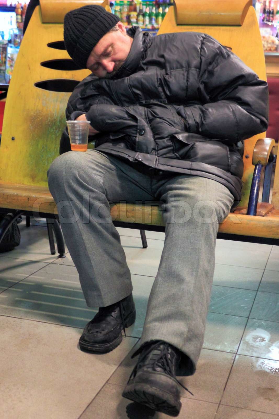 Drunk hjemløs mand sover på en bænk med et glas alkohol | Stock foto ...