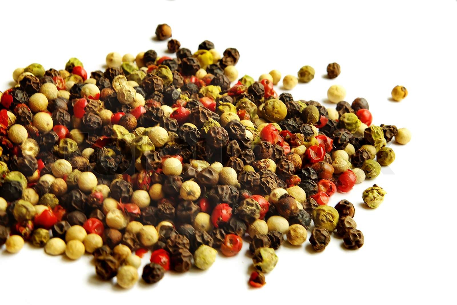Verschiedene Arten von Samen von Pfeffer auf einem weißen Hintergrund ...
