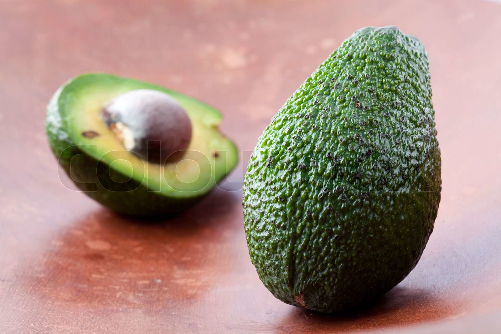 Close-up af avocado halvdele på en træ baggrund | Stock foto | Colourbox