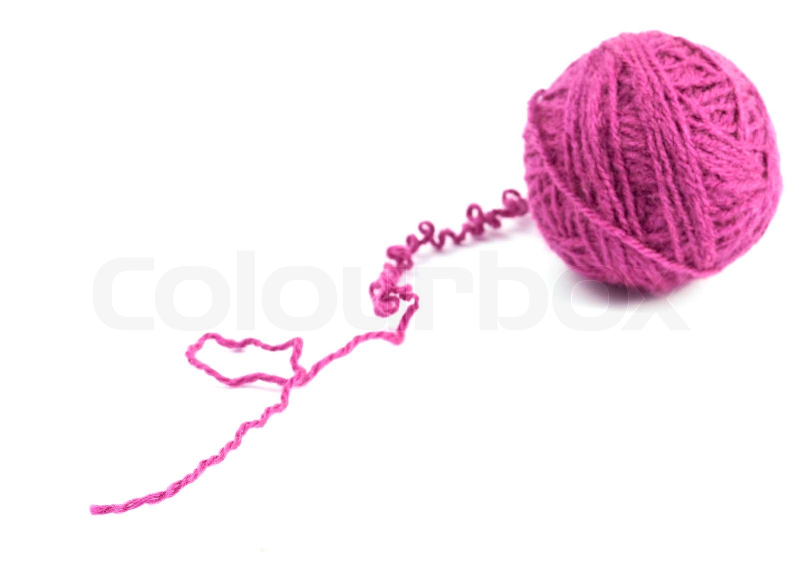 einem Wollknäuel auf weißem Hintergrund | Stock Bild | Colourbox