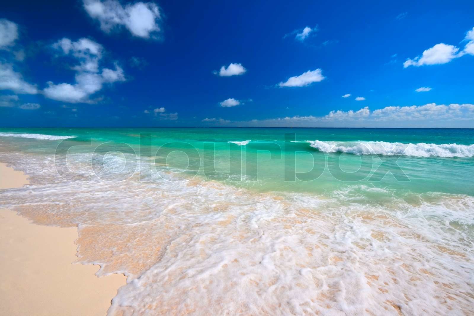 Smukke strand og bølger af Caribean Sea | Stock foto | Colourbox