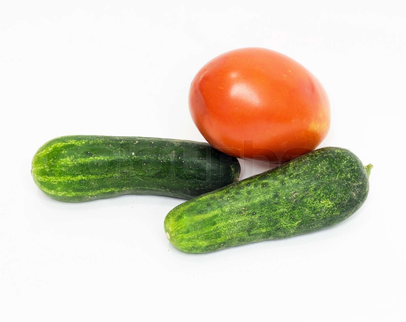 rød tomat og agurk sammen på en hvid baggrund | Stock foto | Colourbox