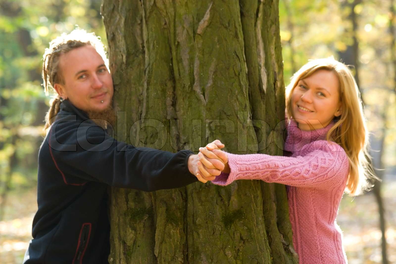 Par i kærlighed afslappende, holde i hånd sammen viste, at der ...