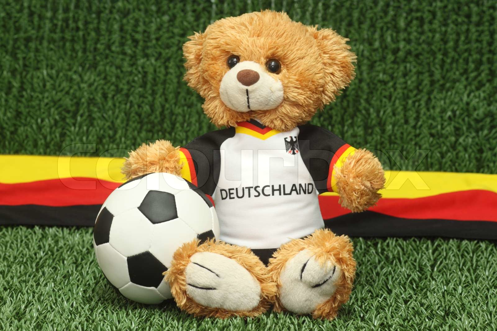 Teddy Bär mit Fußball Trikot auf dem Rasen Hintergrund | Stock Bild ...