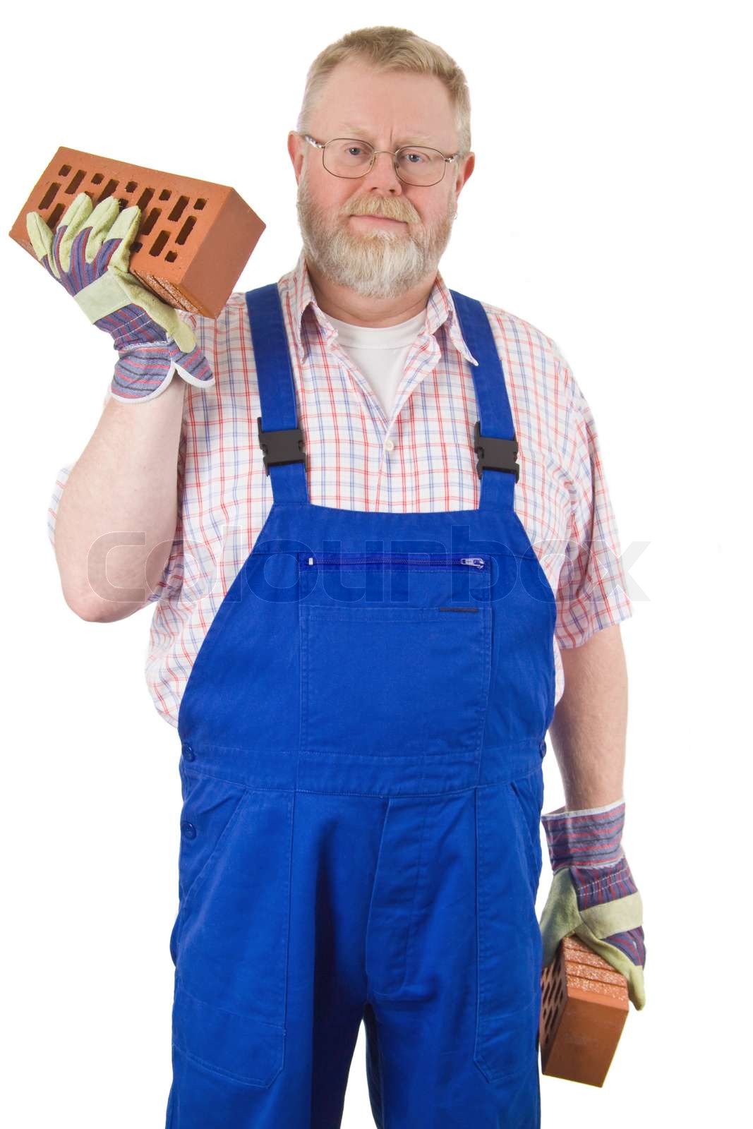 Maurer in blauen Overalls hält Steine ??in seine Hände - isoliert auf ...