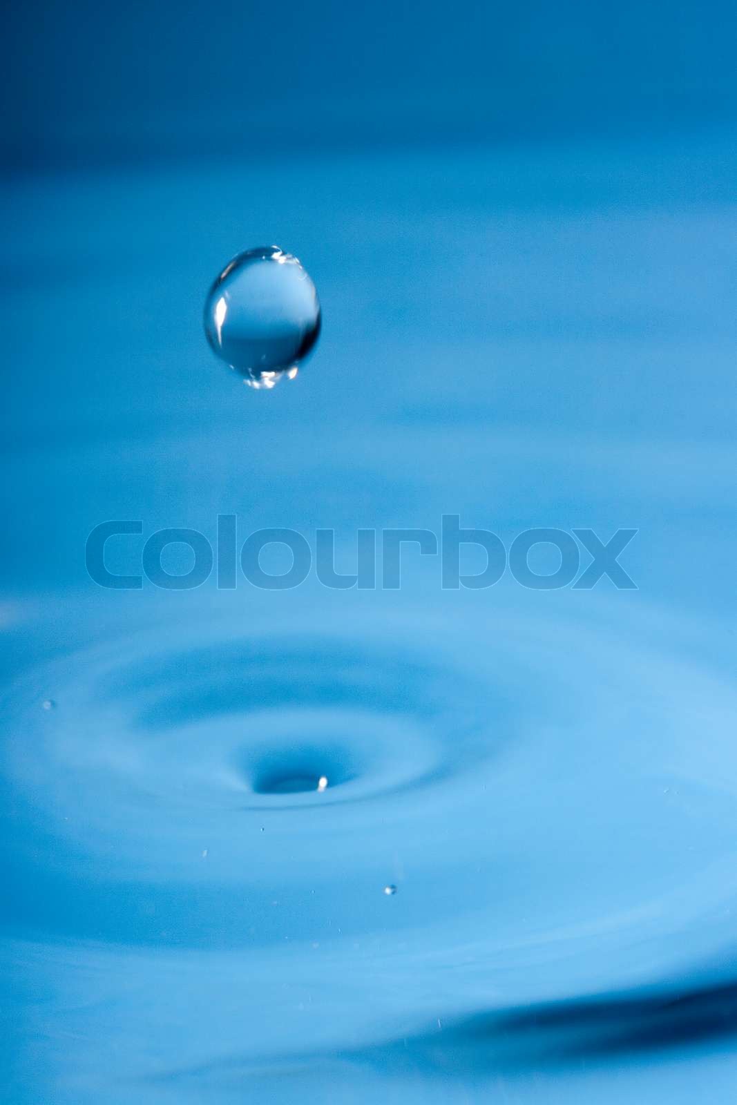 Wassertropfen fallen auf die Wasseroberfläche von den Wellen folgten ...