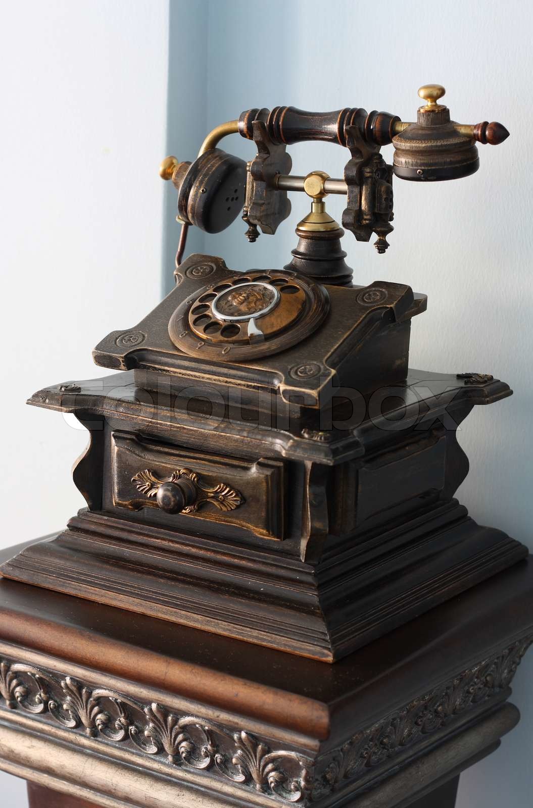 Antique Telefon auf dem geschnitzten Holzsockel | Stock Bild | Colourbox