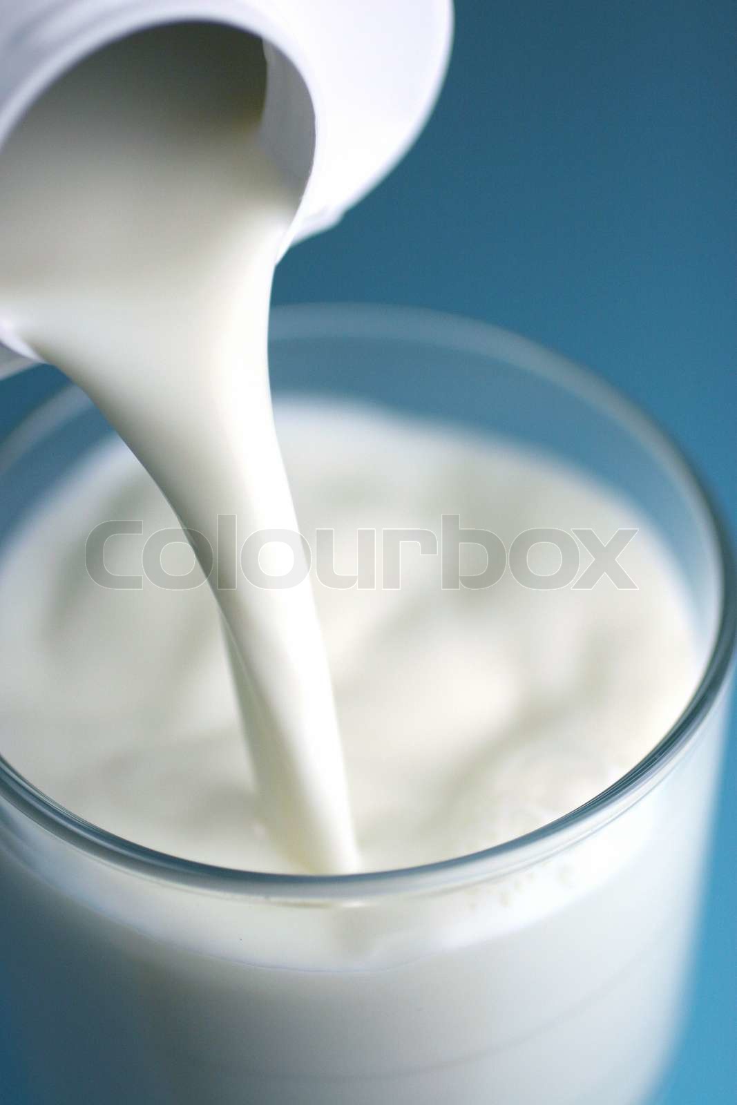 Gießen von Milch von Krug in ein Glas | Stock Bild | Colourbox