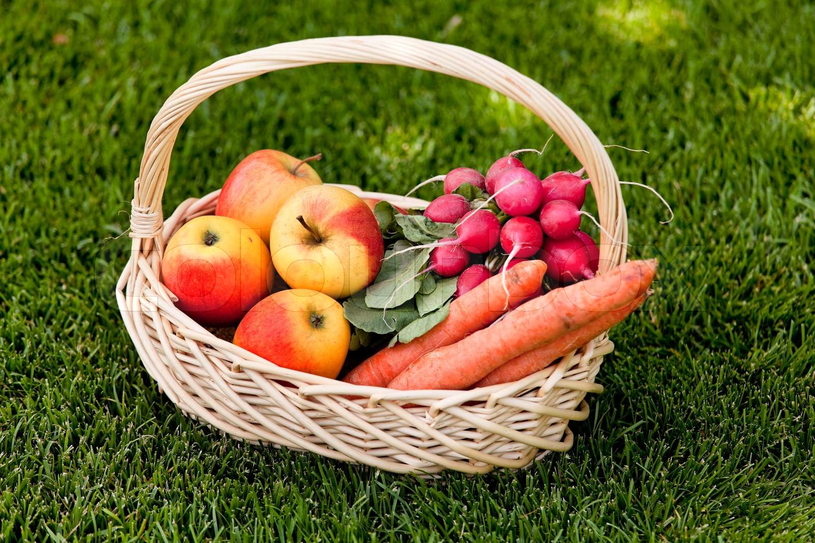 Obst und Gemüse in den Korb mit seiner Frau | Stock Bild | Colourbox