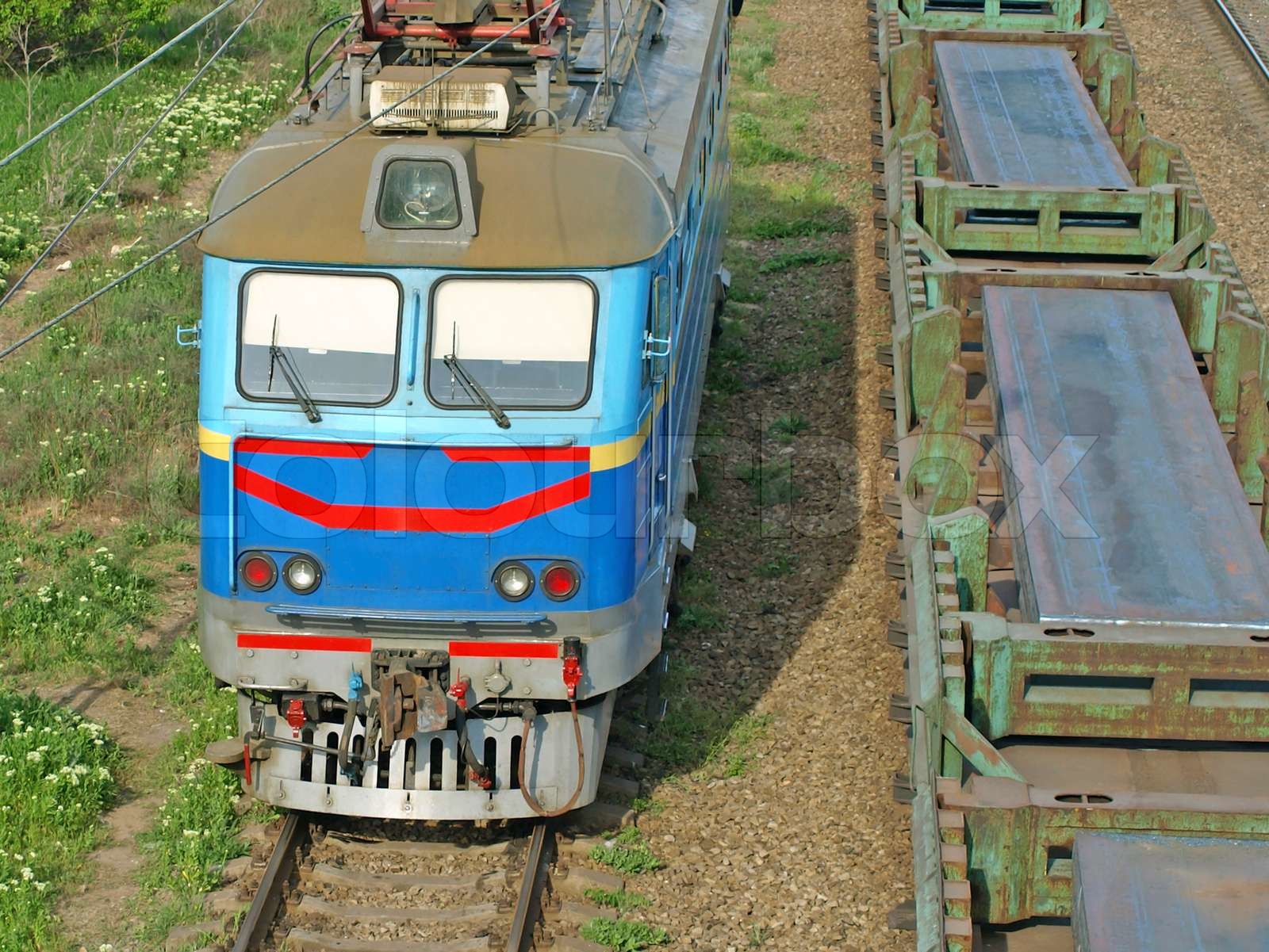 Die Lokomotive und Wagen mit Metall am Bahnhof. | Stock Bild | Colourbox