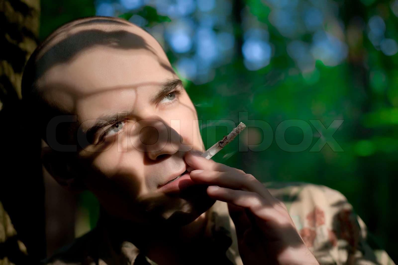 Junger Mann Rauchen Zigarette in den Wald | Stock Bild | Colourbox