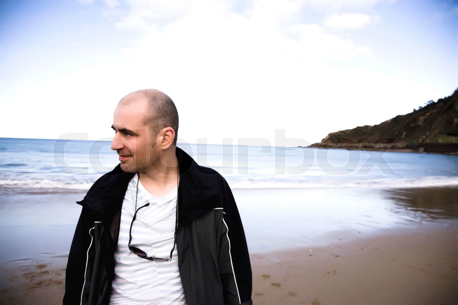 Mann Portrait am Strand | Stock Bild | Colourbox