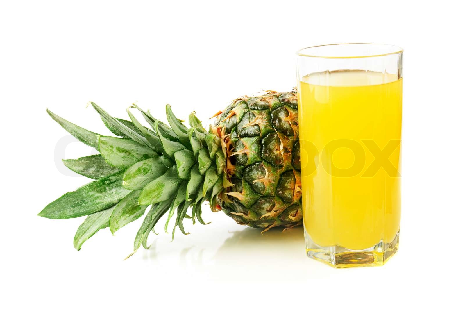 Glas med frisk ananas juice og frugt på hvidt | Stock foto | Colourbox
