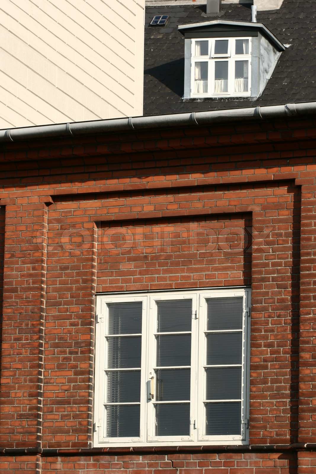 mur af et hus dels i mursten i Danmark | Stock foto | Colourbox