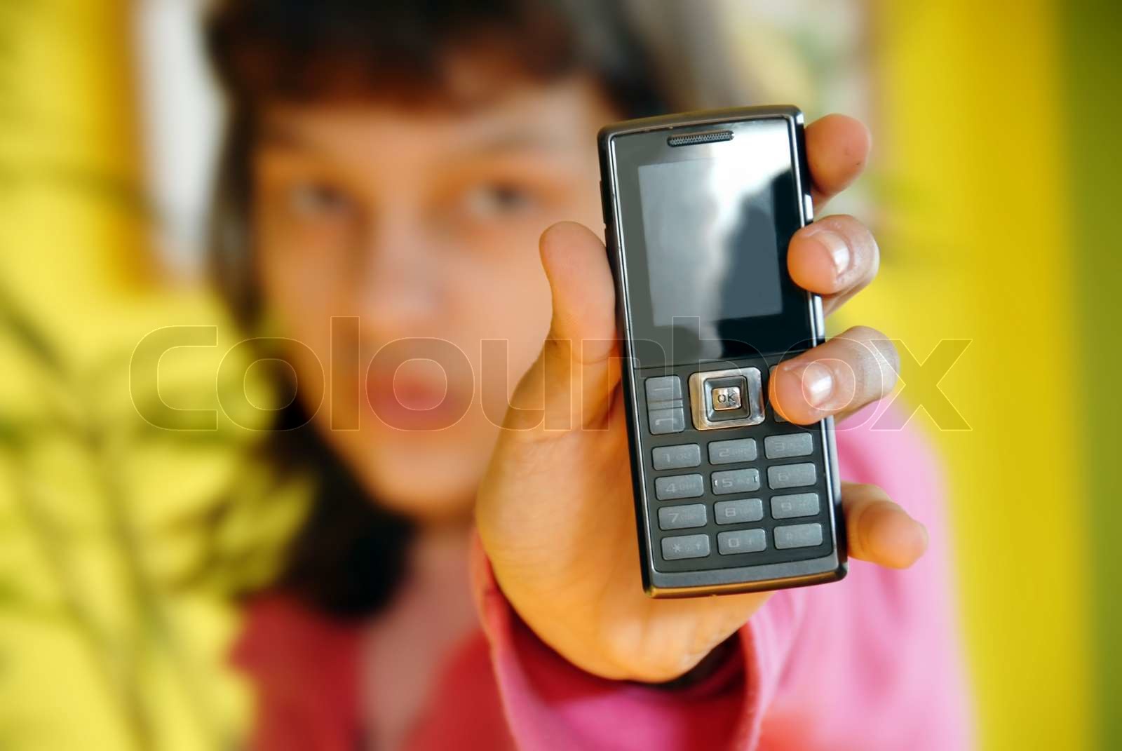 Teen Mädchen mit ihrem Handy | Stock Bild | Colourbox