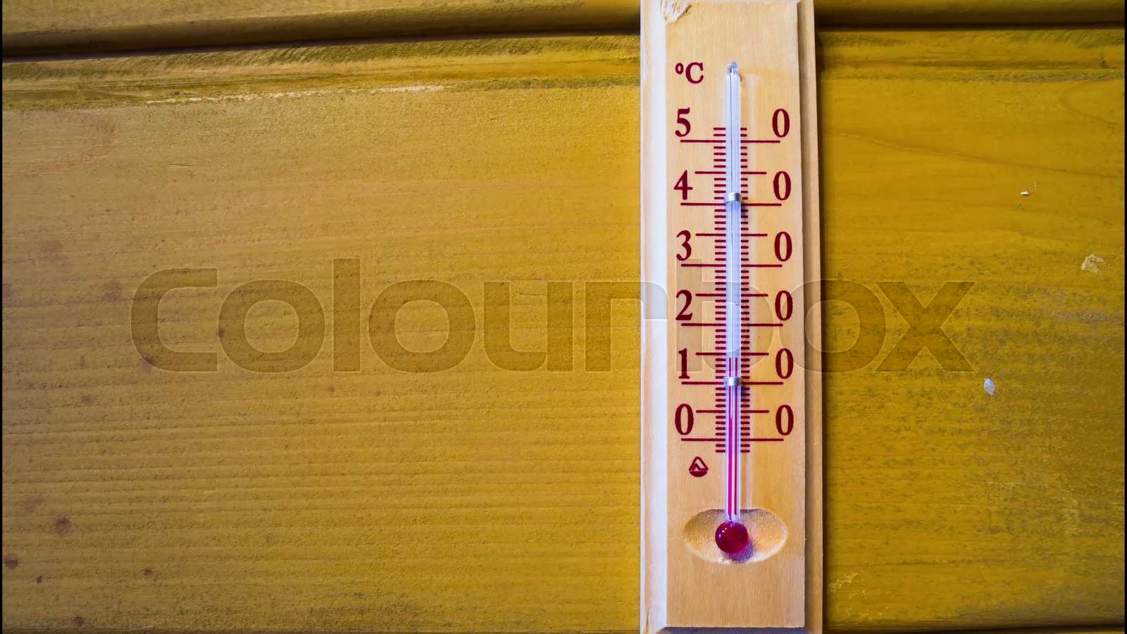 Temperature increases on a thermometer. Timelapse | Stock video | Colourbox
