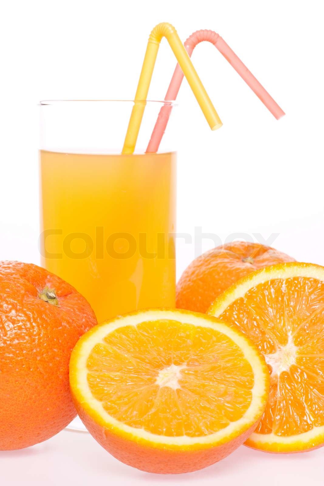 Orange und Saft im Glas auf weißem Hintergrund | Stock Bild | Colourbox
