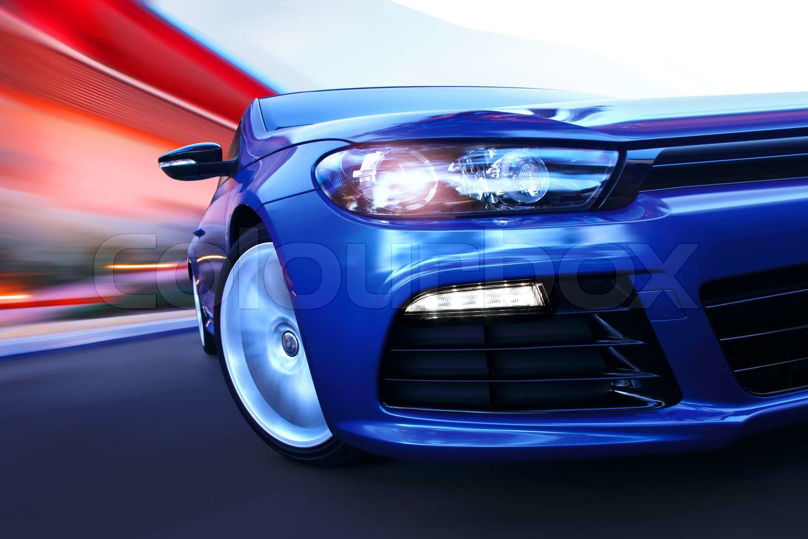 Seitenansicht des Drehens Luxus-Auto in Bewegung | Stock Bild | Colourbox