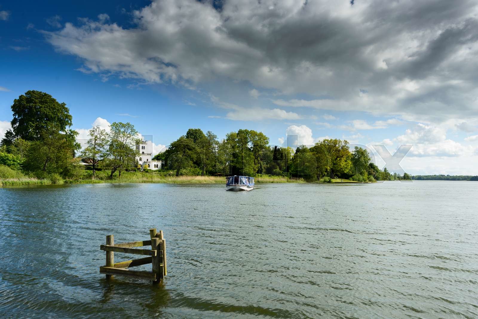 skib, vand, træer | Stock image | Colourbox