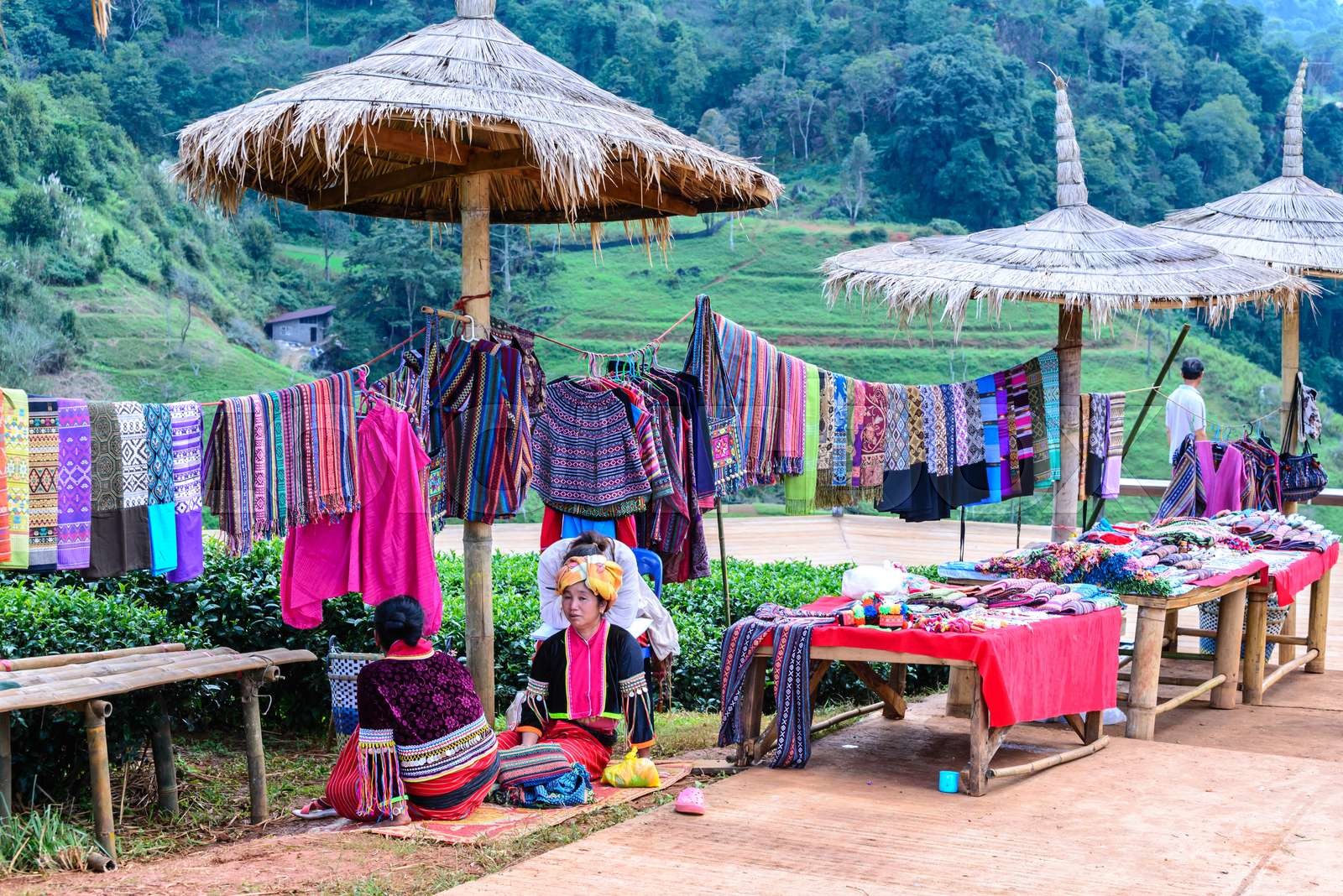 CHIANG MAI, THAILAND - 2015 November 05: Unidentify Palaung old woman ...