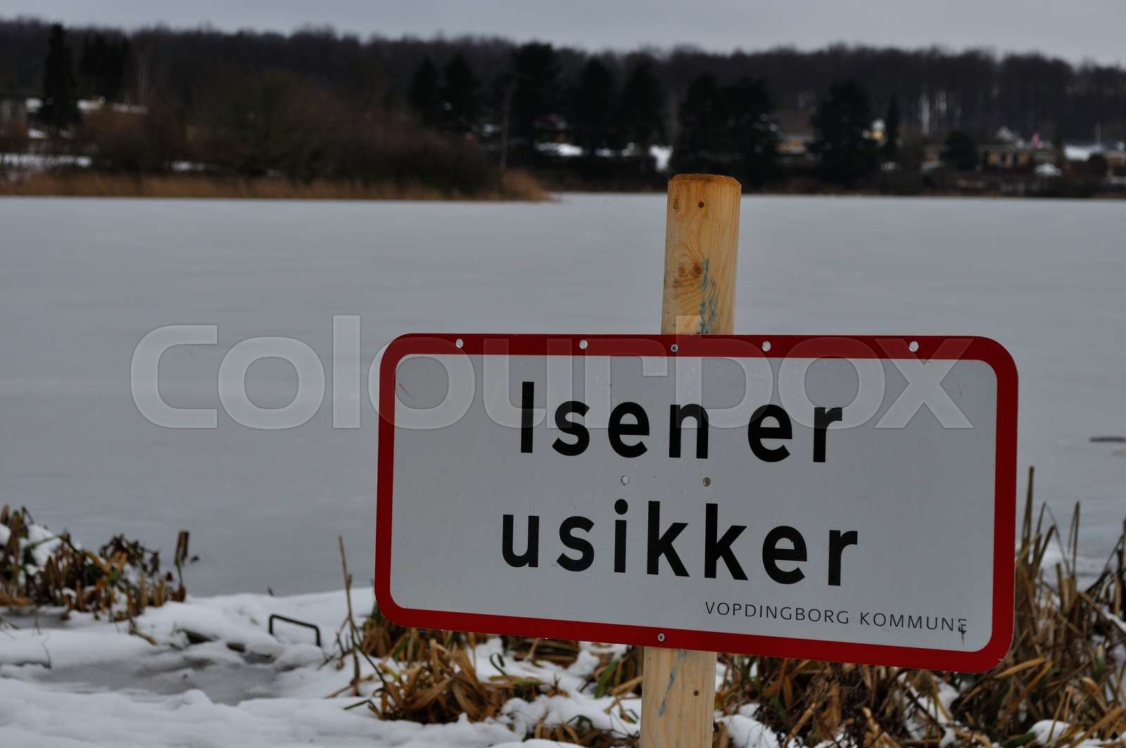 Isen er Usikker skilt ved Hulemose Sø | Stock foto | Colourbox