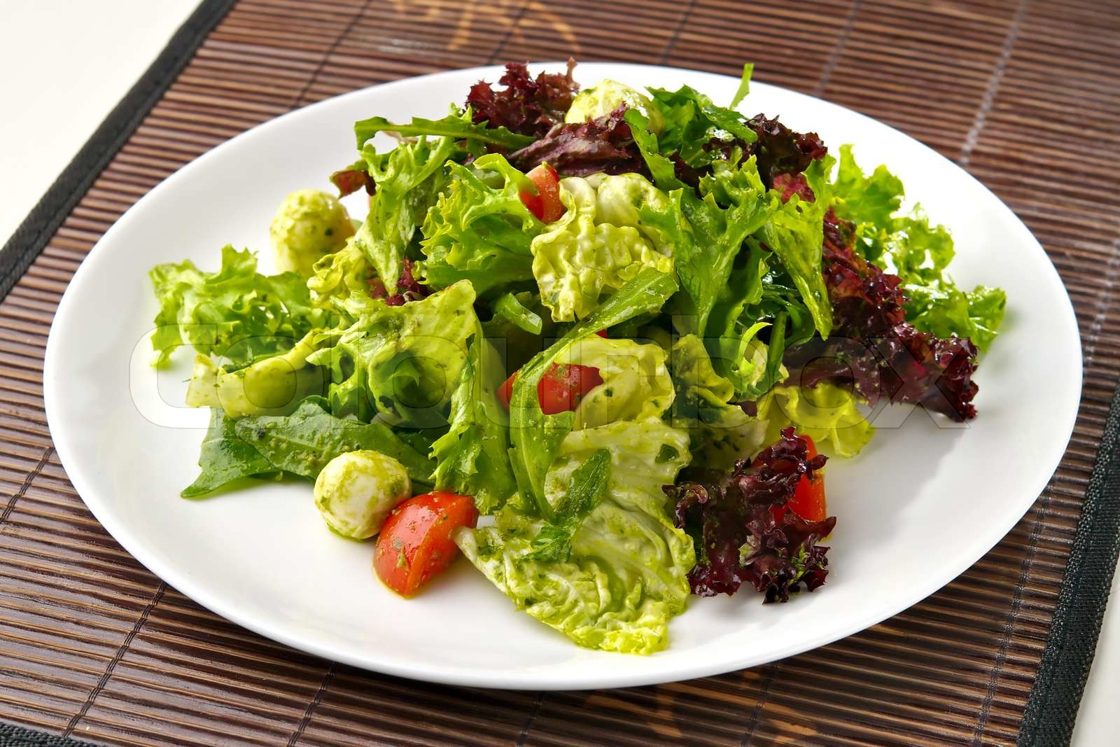 Frisk salat med mozzarella ost og cherry tomater. | Stock foto | Colourbox