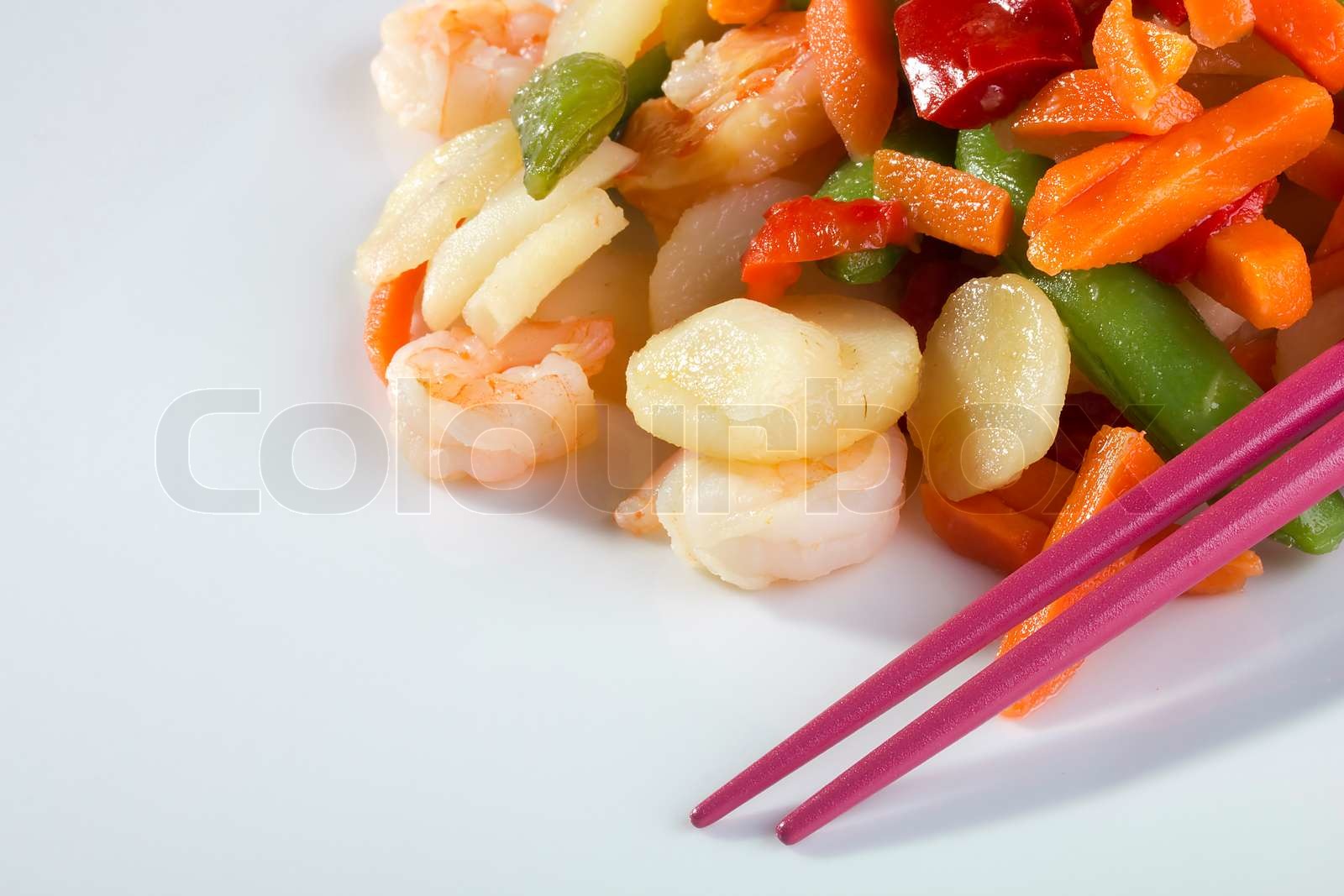 Close -up fotografi af en reje salat på en hvid tallerken. | Stock foto ...