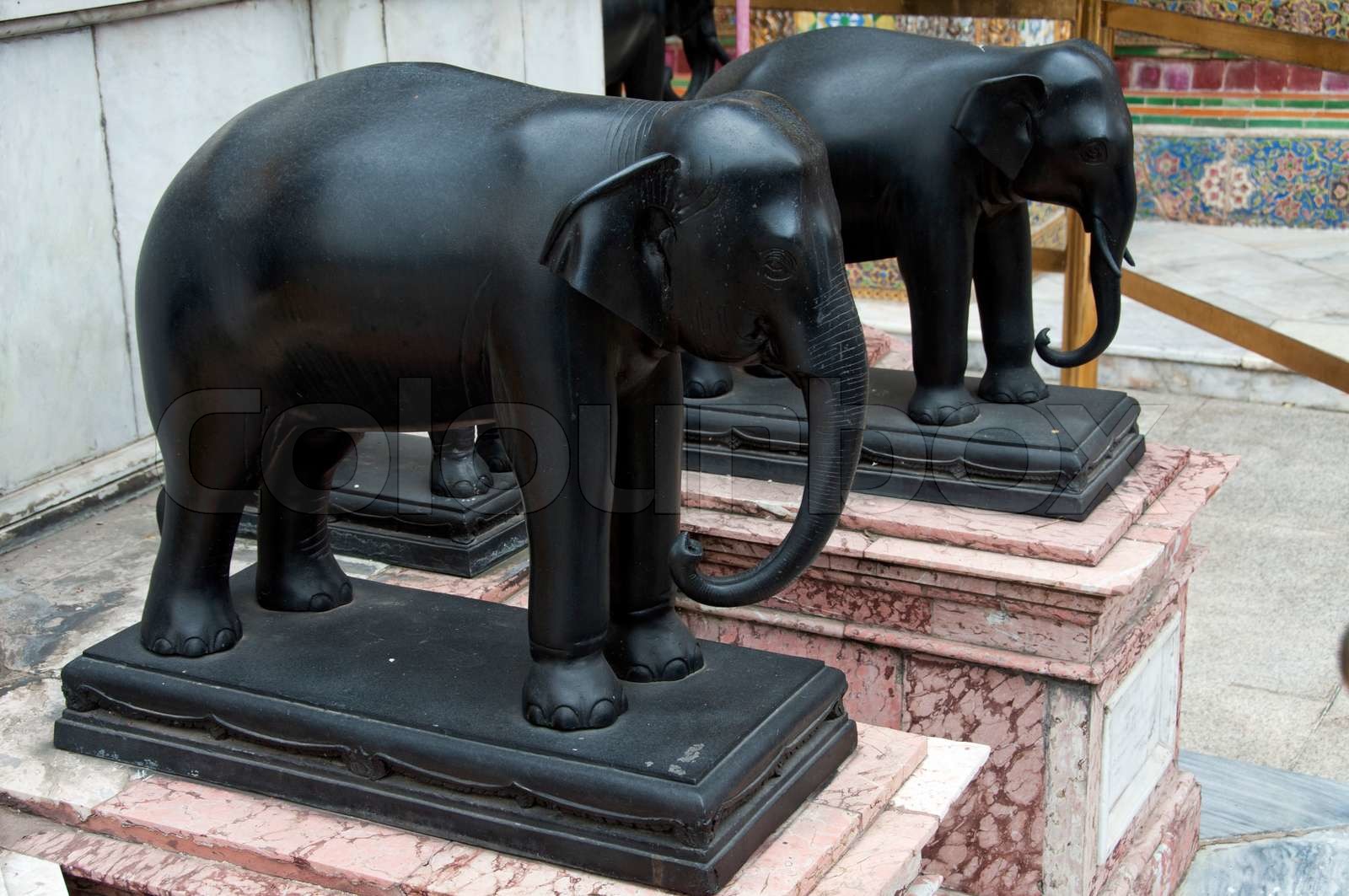 sort sten elefant på templet i thailand | Stock foto | Colourbox