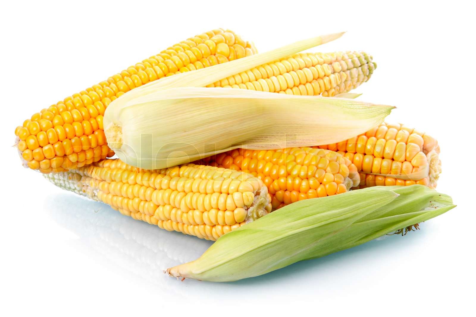 Frischer Mais Gemüse mit grünen Blättern isoliert auf weißem ...