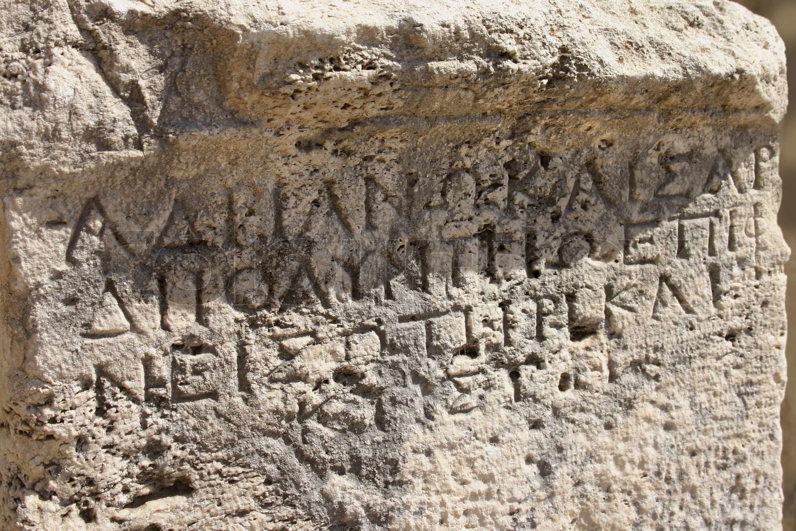 Antike griechische Schrift auf alten Kalkstein-Oberfläche geschnitzt ...