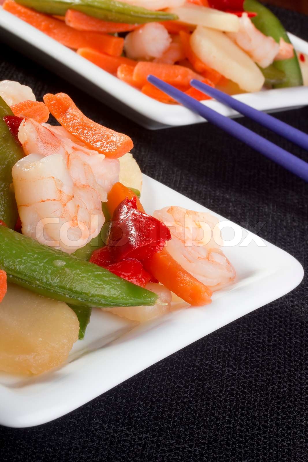 Close -up fotografi af en reje salat på en hvid tallerken. | Stock foto ...