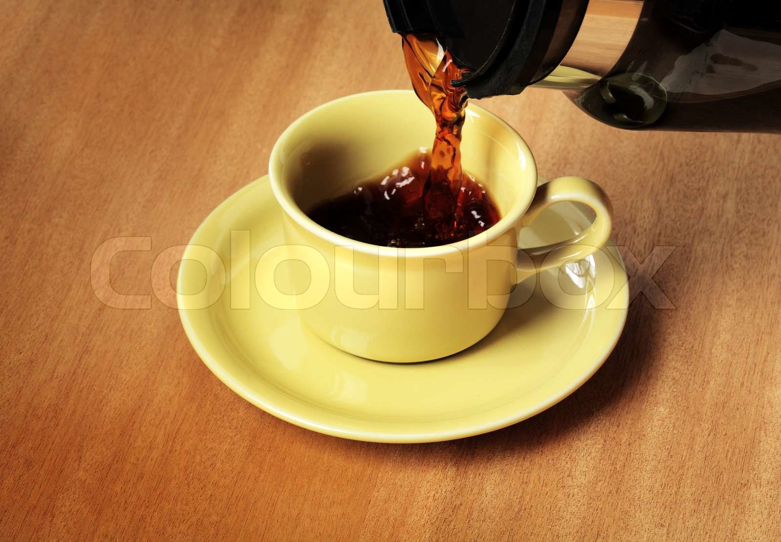 Gießen frischen Kaffee in eine gelbe Tasse Kaffee . | Stock Bild ...