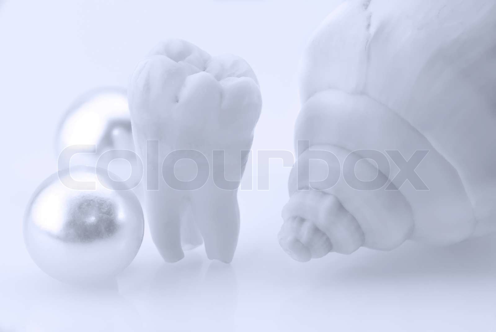 Healthy teeth concept. Real human wisdom tooth, natural pearls and ...