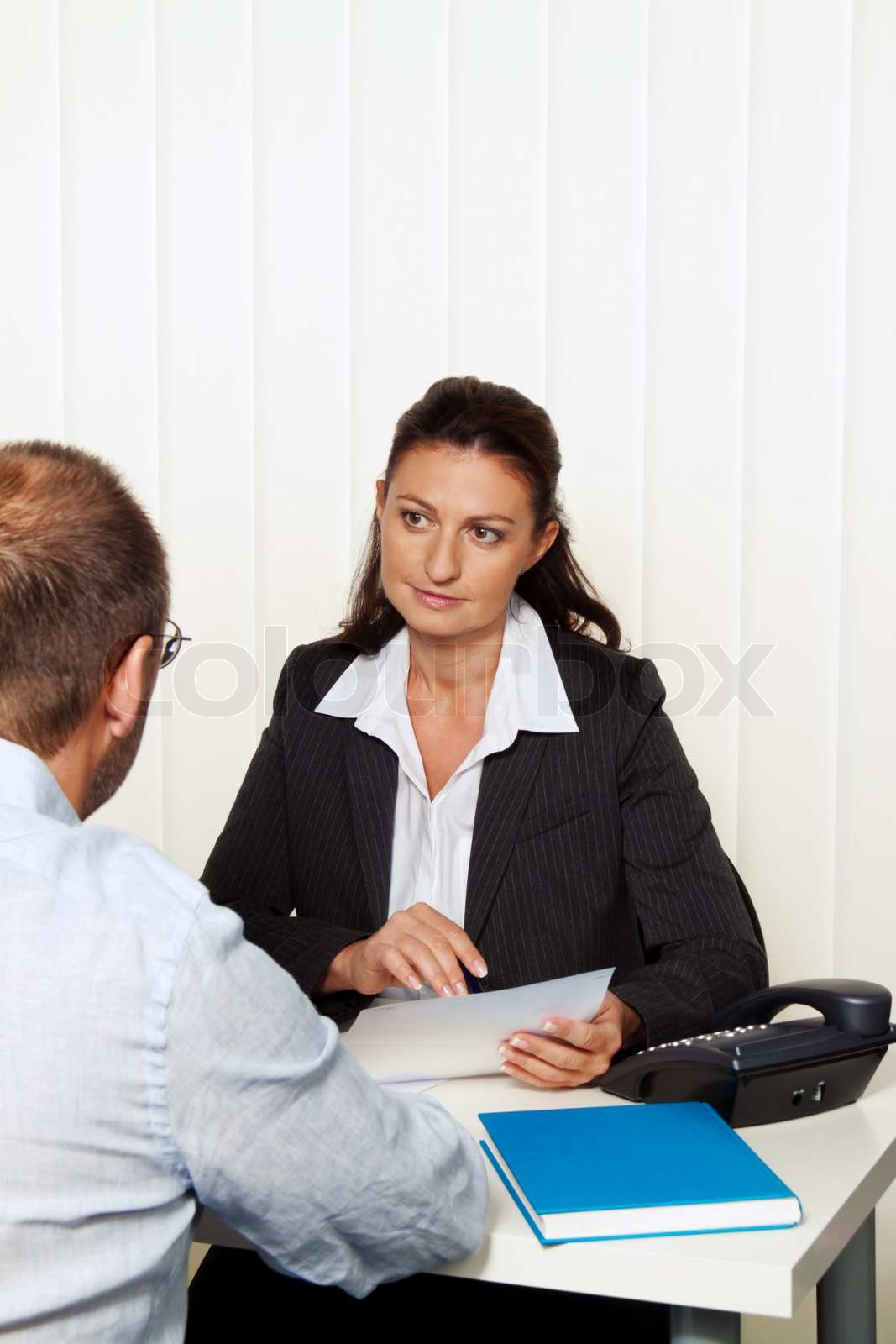 Forretningskvinde læse et brev på kontoret . | Stock foto | Colourbox