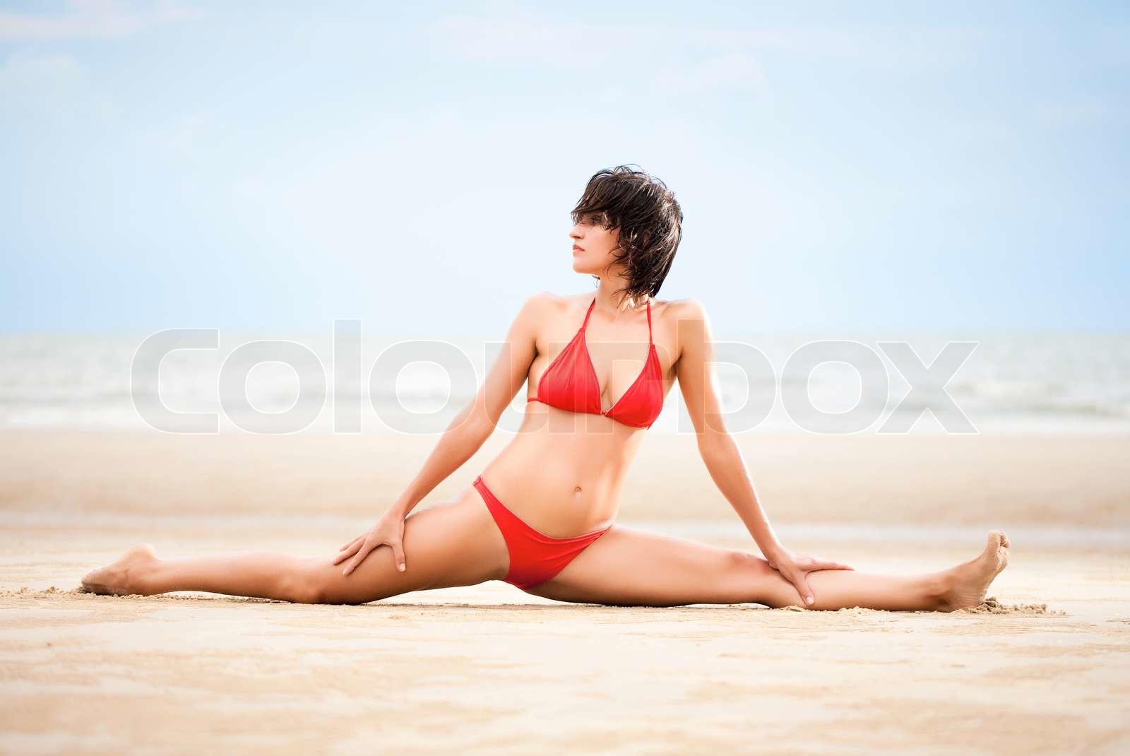 Smuk Kvinde Laver Yoga Og Strækker øvelse På Stranden Stock Foto