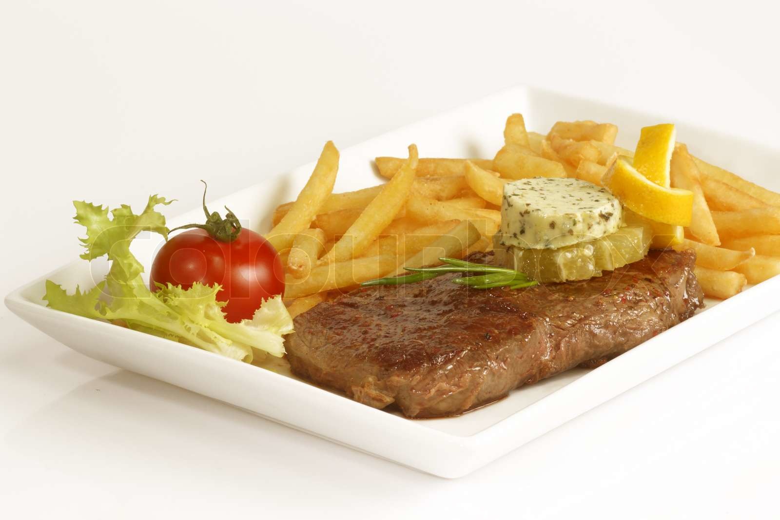 Grillet oksekød bøf med pommes frites og sauce serveres i plade ...