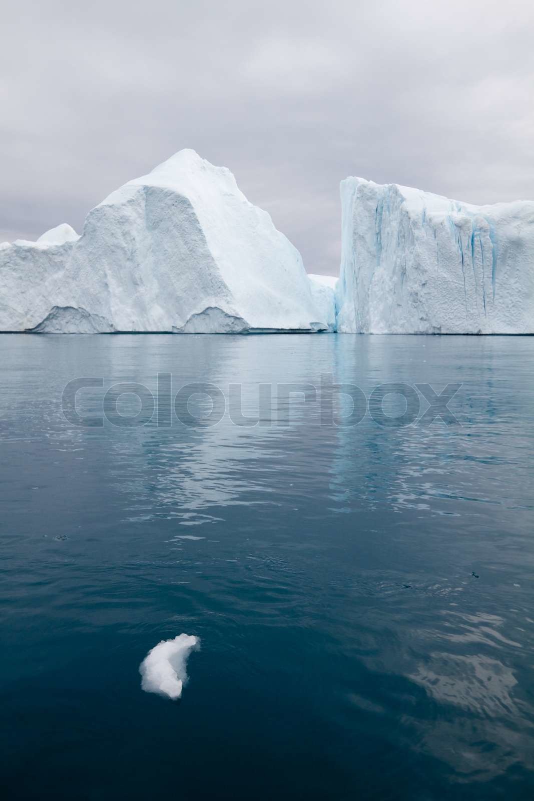 Isbjerge i den berømte Isfjord ved siden af ??byen Ilulissat i Grønland ...