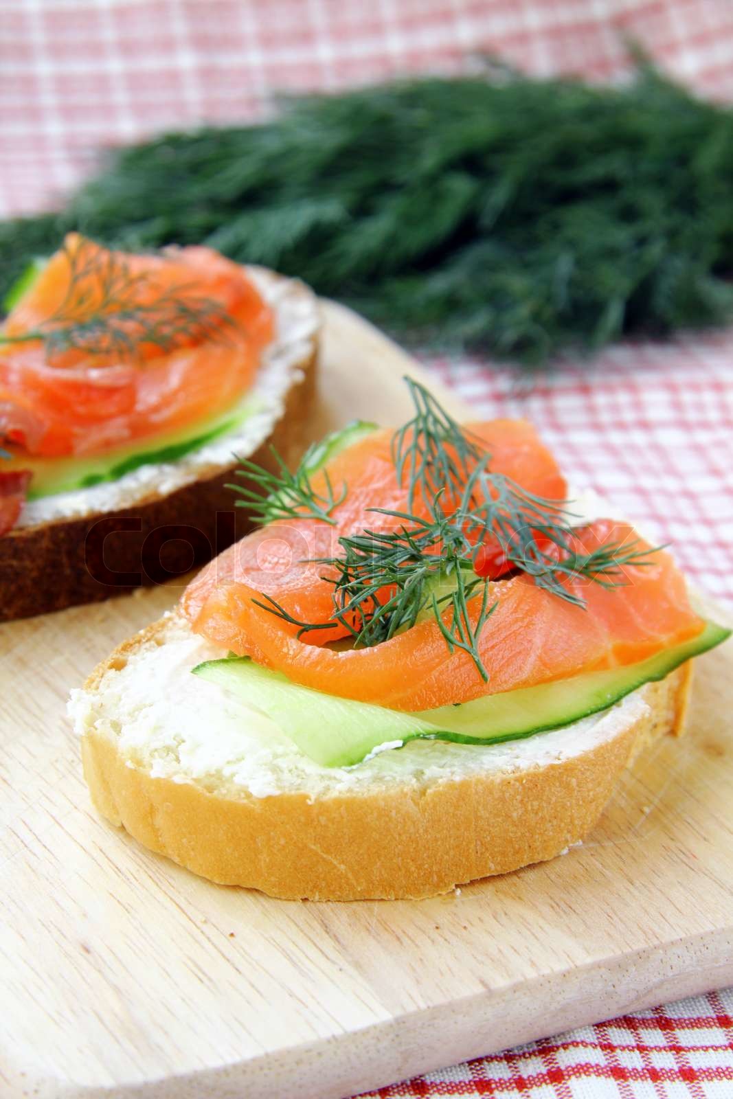 Sandwich med røget laks , agurk , ost og dild | Stock foto | Colourbox